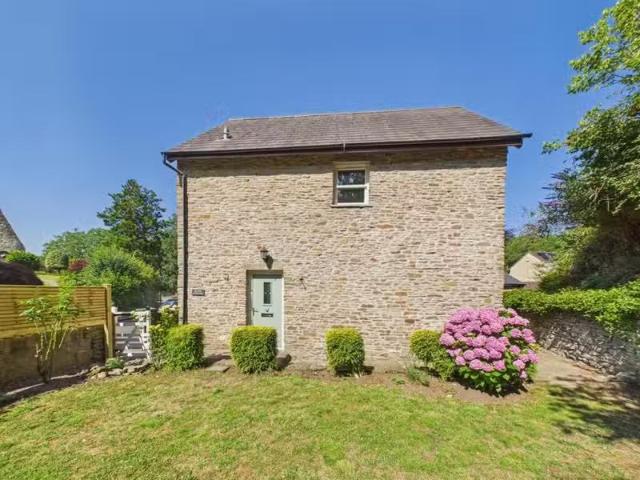 3 bedroom detached house for rent in School Road, Oldland Comm.