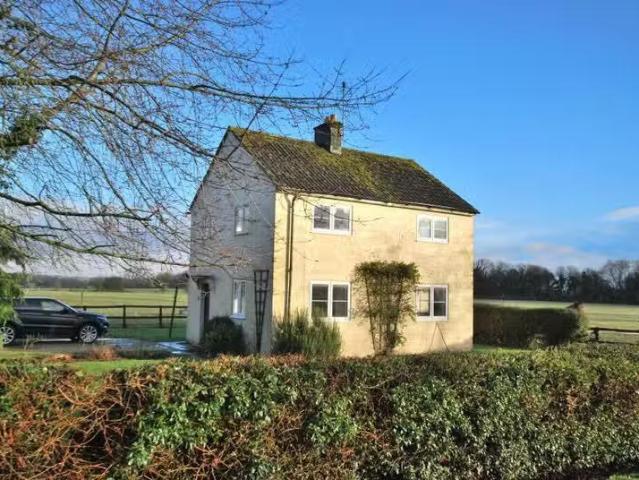 3 bedroom detached house for rent in Shipton Moyne, GL8