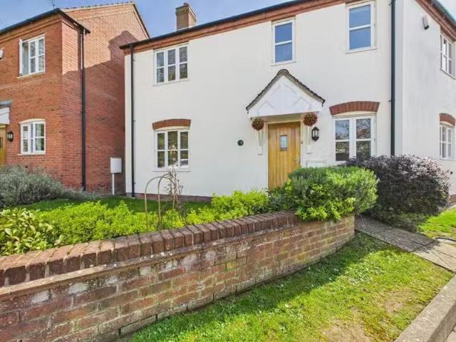 3 bedroom detached house for rent in Simons Close, LE17
