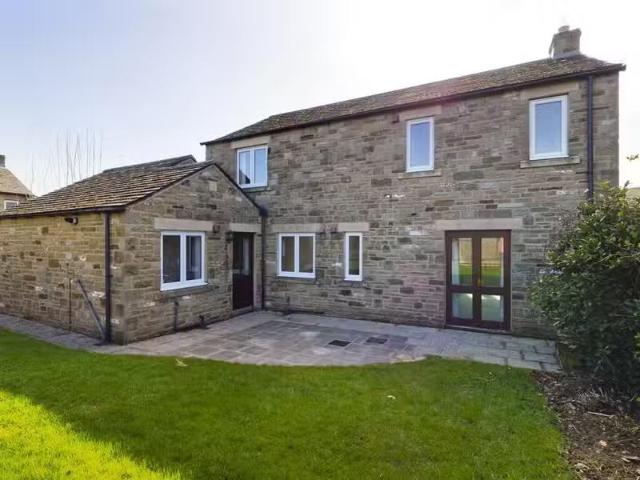 3 bedroom detached house for rent in Springfield Close, Leybur.