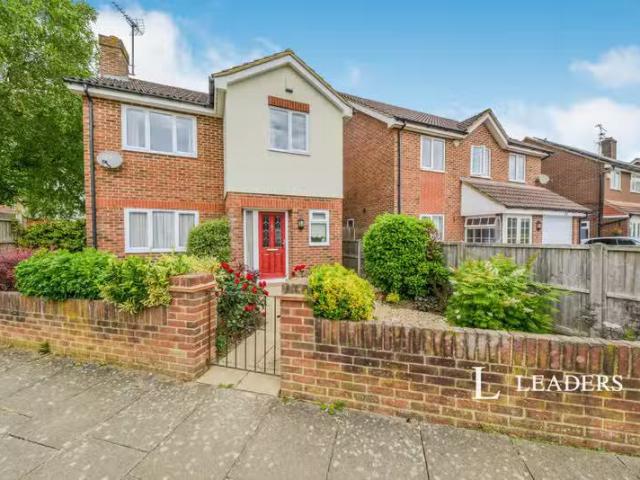 3 bedroom detached house for rent in St Vincent Drive, AL1