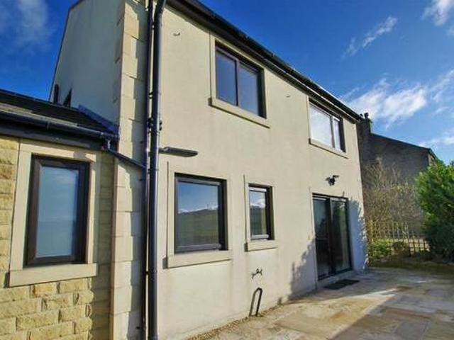 3 bedroom detached house for rent in Stainland Road STAINLAND HX4