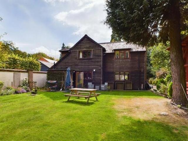 3 Bedroom Detached House For Rent In Surrey