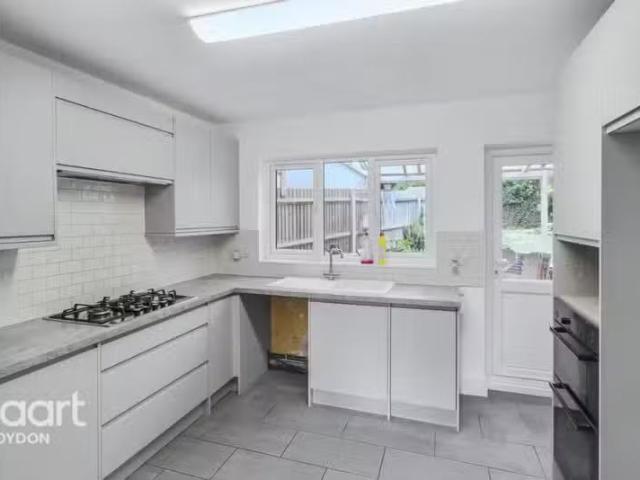 3 bedroom detached house for rent in Parchmore Road, Thornton.