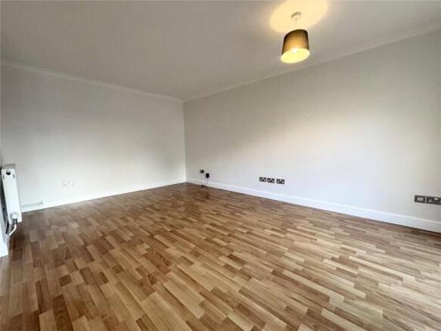 3 bedroom detached house for rent in Plattes Close, Swindon, WIltshire, SN5