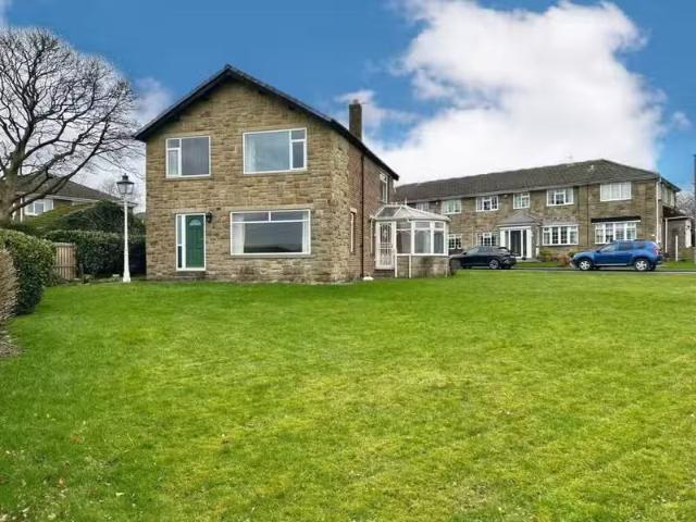 3 bedroom detached house for rent in Raikes Lane, Bradford, We.