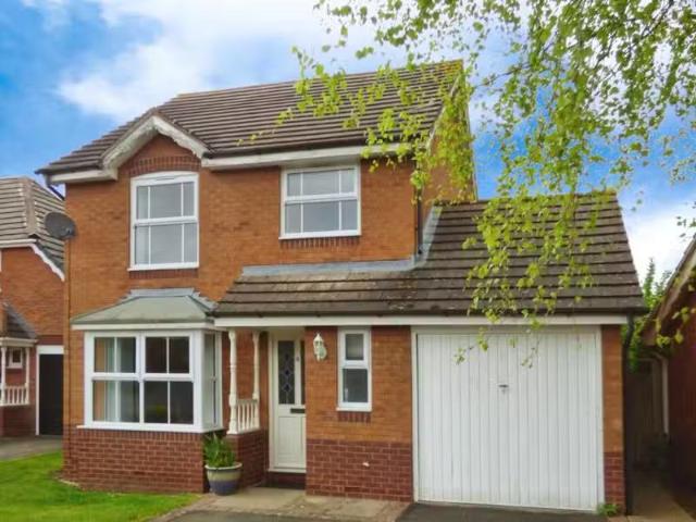 3 bedroom detached house for rent in Redwing Close, Stratford.