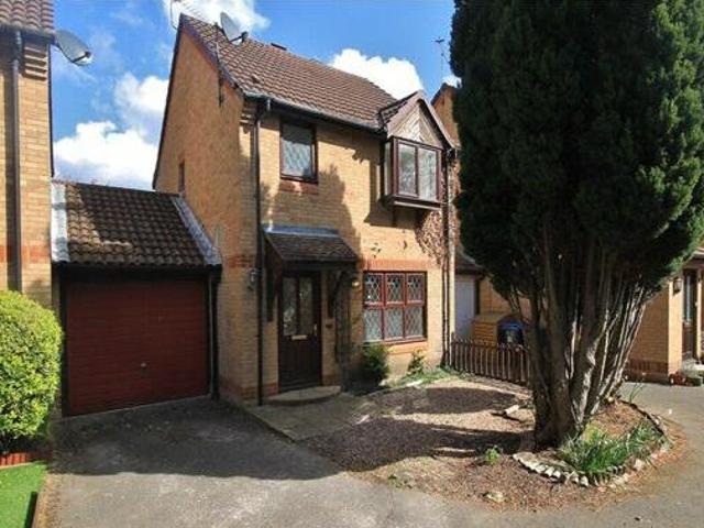 3 Bedroom Detached House For Rent In Woking, Surrey