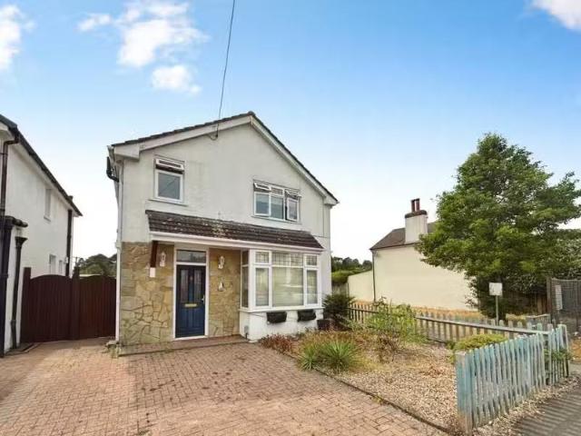 3 bedroom detached house for rent in Woodend Road, Deepcut, Ca.