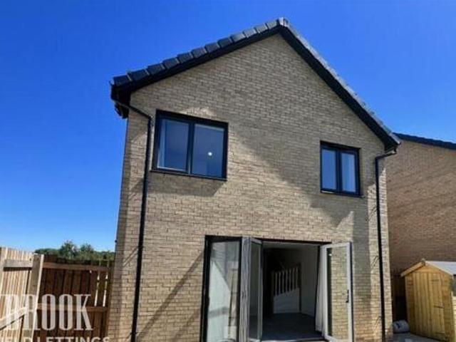 3 Bedroom Detached House For Rent In Waverley