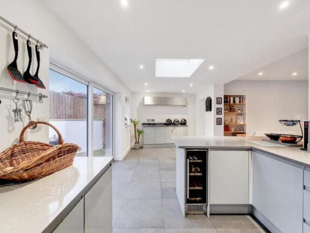 3 bedroom detached house for rent in Waddington Way, Upper Norwood, SE19