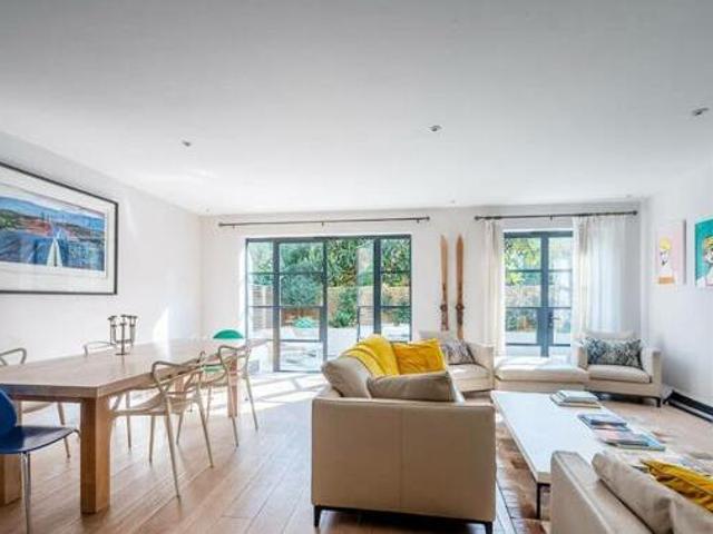 3 Bedroom Detached House For Rent In West Wimbledon, London