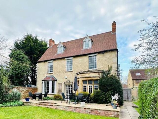 3 Bedroom Detached House For Rent In Wheatley