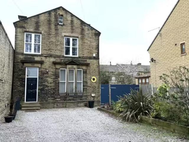 3 bedroom detached house for rent in Whitcliffe Rd, Cleckheato.