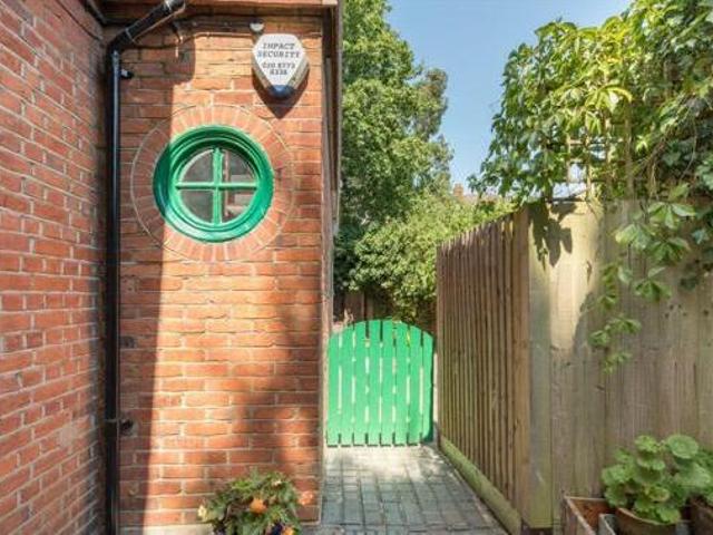 3 Bedroom Detached House For Rent In Wimbledon, London