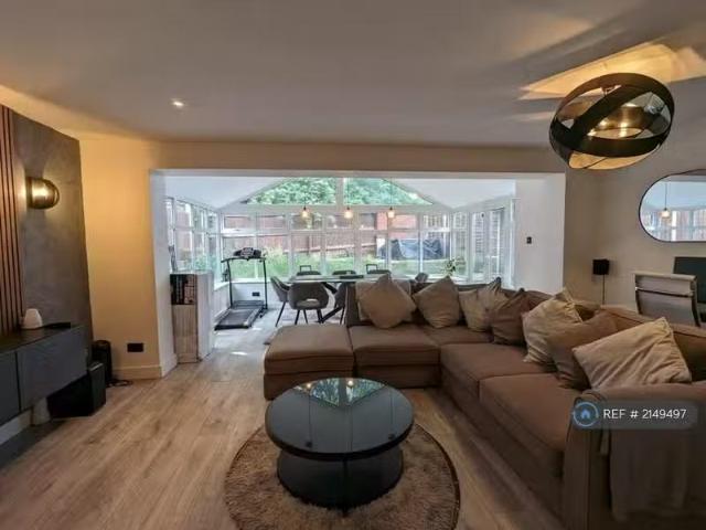 3 bedroom detached house for rent in Wych Elm Drive, Leamingto.