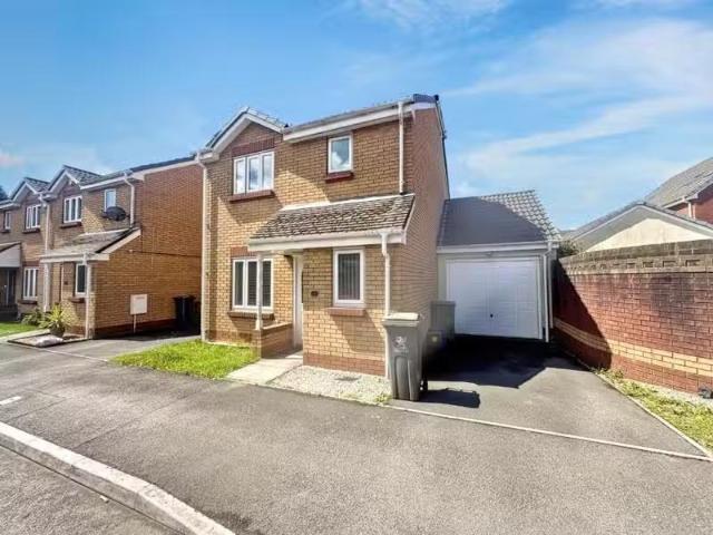 3 bedroom detached house for rent in Wyncliffe Gardens, Cardif.