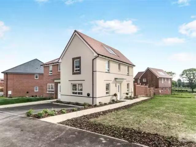 3 bedroom detached house for rent in Tangmere Road, Hailsham.