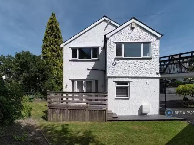 3 bedroom detached house for rent in Thornbarrow Road, Winderm.