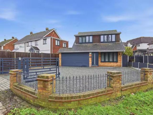 3 bedroom detached house for rent in Tye Common Road, CM12