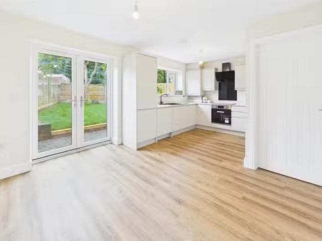 3 bedroom detached house for rent in Ulverscroft Road, Cheyles.