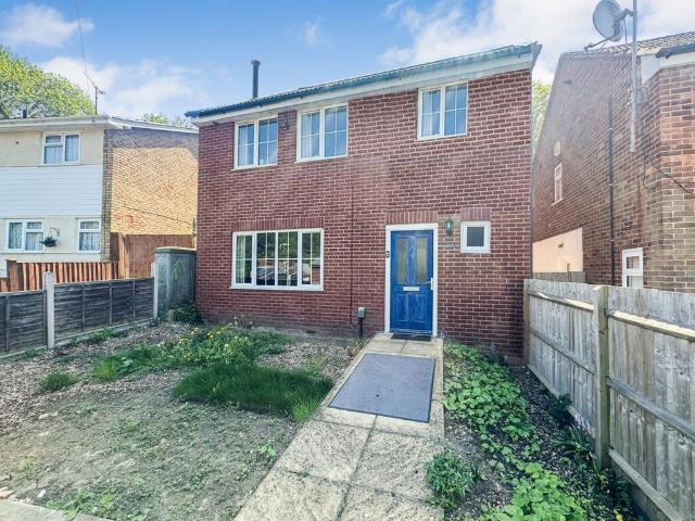 3 bedroom detached house for rent in Vale Crescent, Tilehurst, Reading, RG30