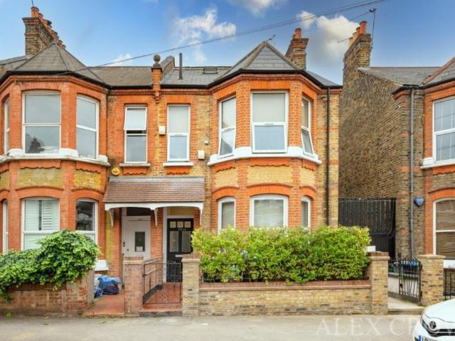3 bedroom flat for sale