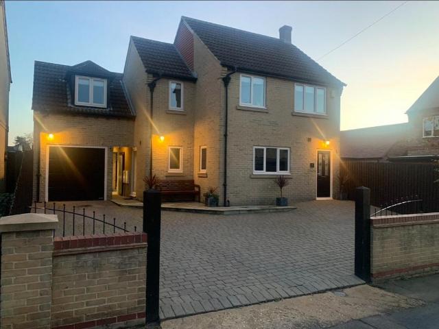 3 bedroom detached house for sale