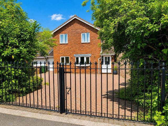 3 bedroom detached house for sale