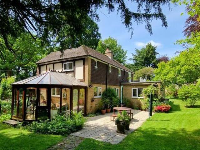 3 Bedroom Detached House For Sale In Copthorne