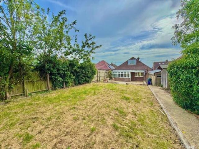 3 bedroom detached house for sale in Clevedon Road, Luton, LU2