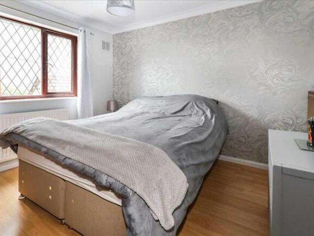 3 bedroom detached house for sale in Amberley Road, Slough, SL2