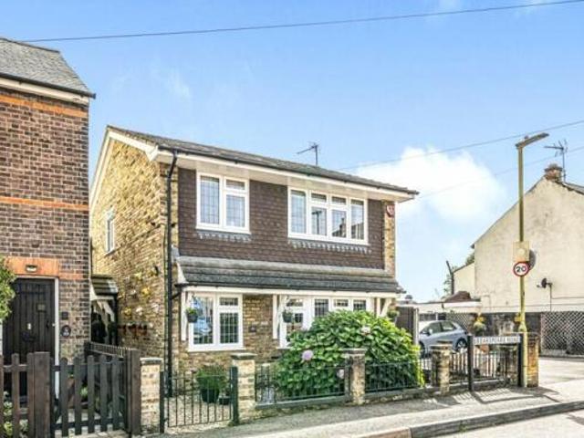 3 Bedroom Detached House For Sale In Abbots Langley, Hertfordshire