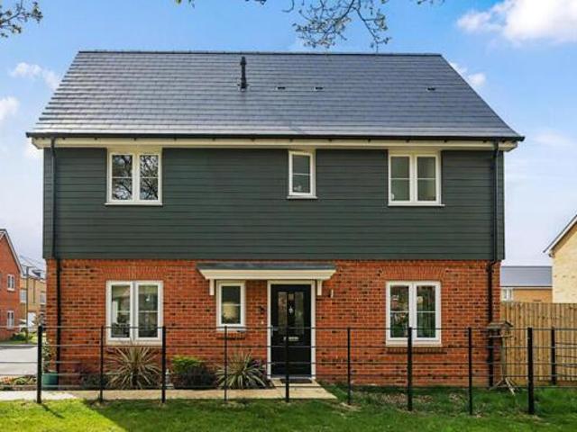 3 Bedroom Detached House For Sale In Aldershot, Surrey