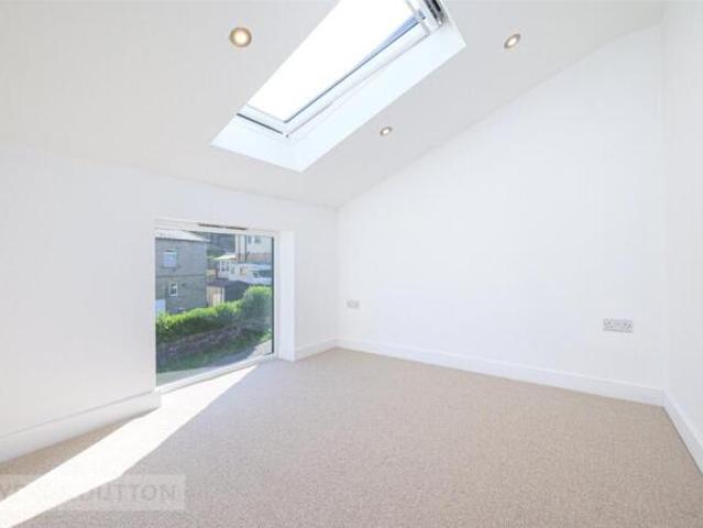 3 bedroom detached house for sale in Almondbury Bank, Huddersfield, West Yorkshire, HD5