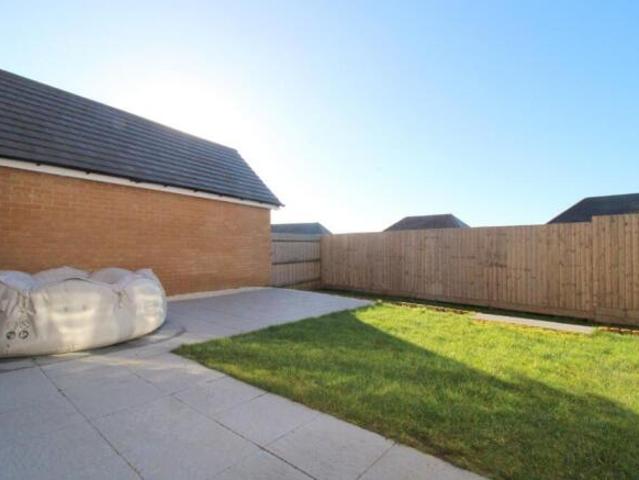 3 bedroom detached house for sale in Armstrong Road, Luton, LU2