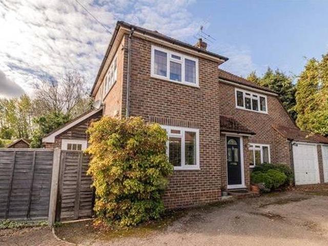 3 bedroom detached house for sale in Boxalls Grove Aldershot Hampshire GU11