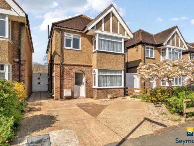 3 bedroom detached house for sale in Beckingham Road, Guildford, Surrey, GU2