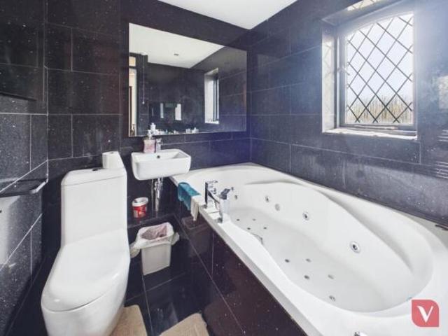 3 bedroom detached house for sale in Bellerby Rise, Luton, LU4