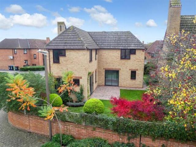 3 bedroom detached house for sale in Bernay Gardens, Bolbeck Park, Milton Keynes, MK15