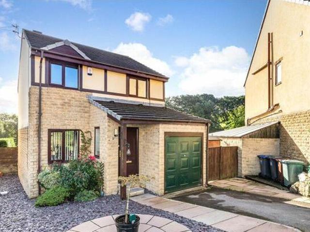 3 Bedroom Detached House For Sale In Bradford, West Yorkshire