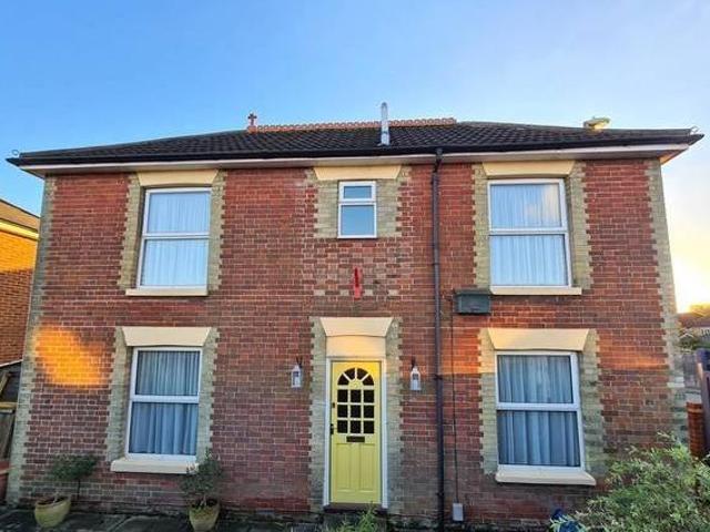 3 bedroom detached house for sale in Bridge Road Park Gate SO31