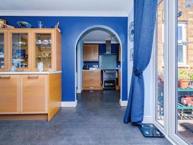 3 bedroom detached house for sale in Broadacres, Luton, LU2