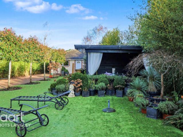 3 bedroom detached house for sale in Bucknalls Lane, Watford, WD25
