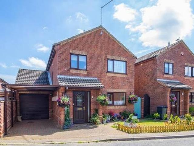 3 bedroom detached house for sale in Burgess Close Caisteronsea NR30