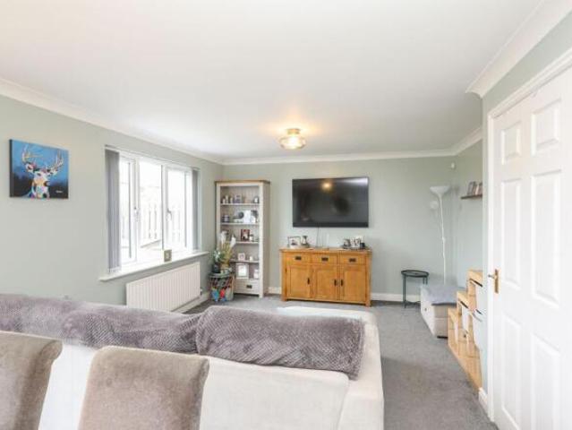 3 bedroom detached house for sale in Gaunt Close, Killamarsh, S21
