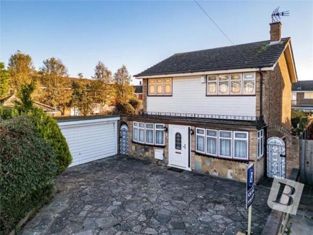 3 bedroom detached house for sale in Grassmere Road, Hornchurch, RM11