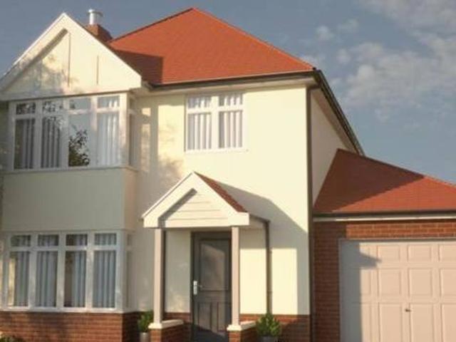 3 bedroom detached house for sale in GREENWAY FRINTONONSEA CO13