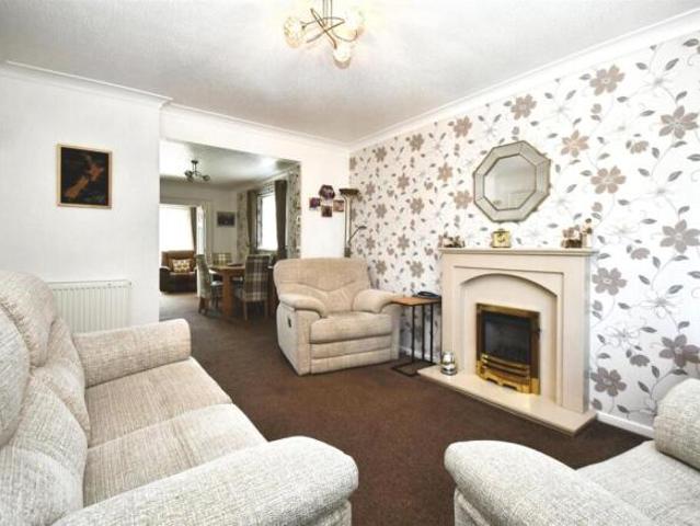 3 bedroom detached house for sale in Grosmont Close, Hull, HU8