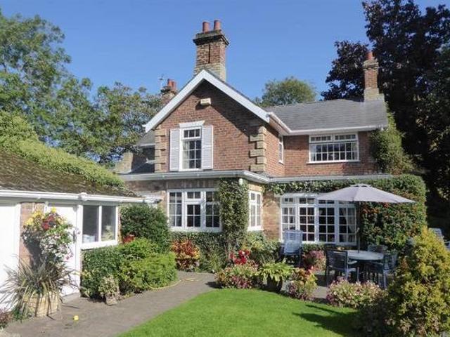 3 bedroom detached house for sale in Grove Lane Waltham DN37